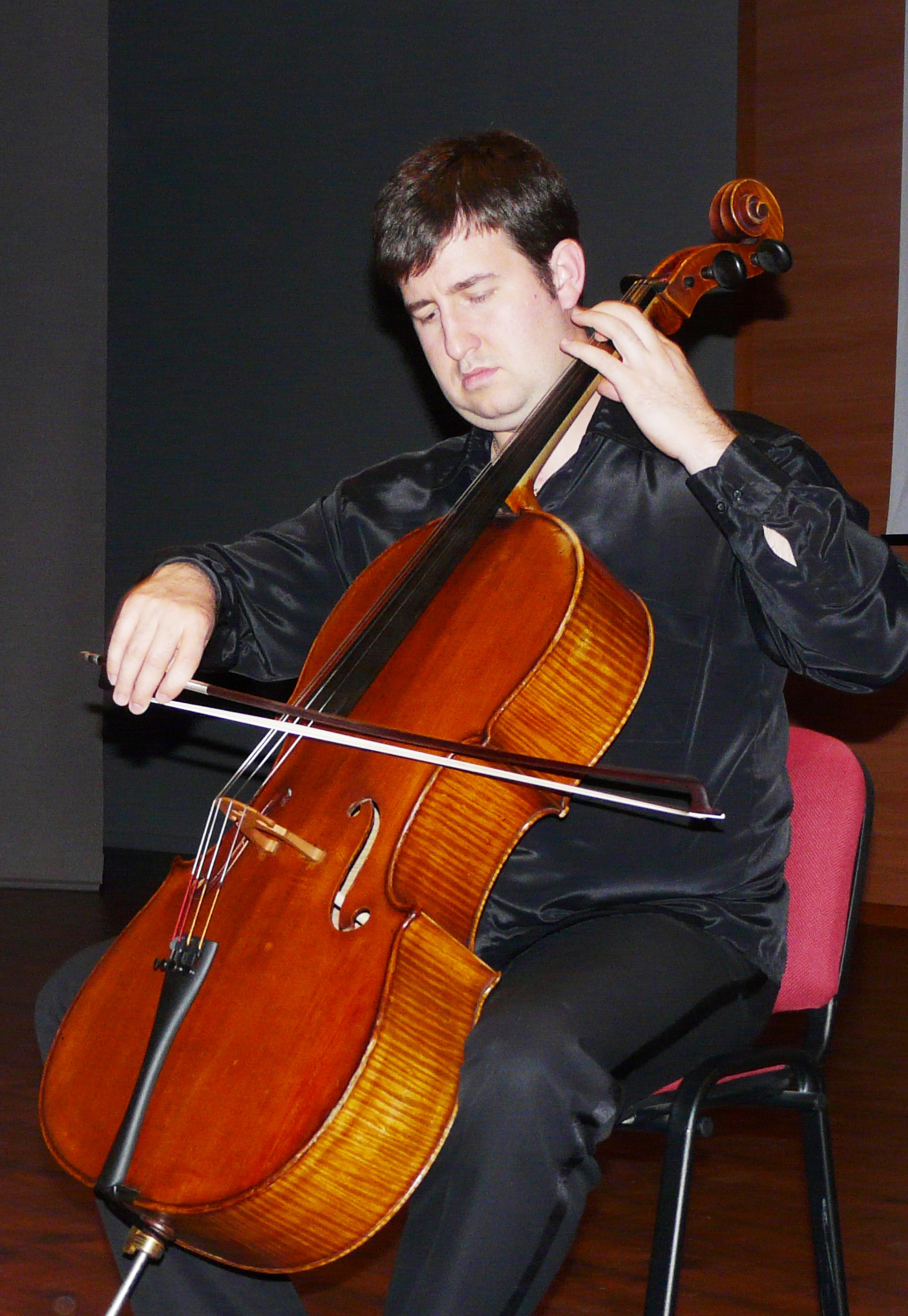 El músico Dragos Alexandru Balan Suites para Violonchello de J.S.Bach ...