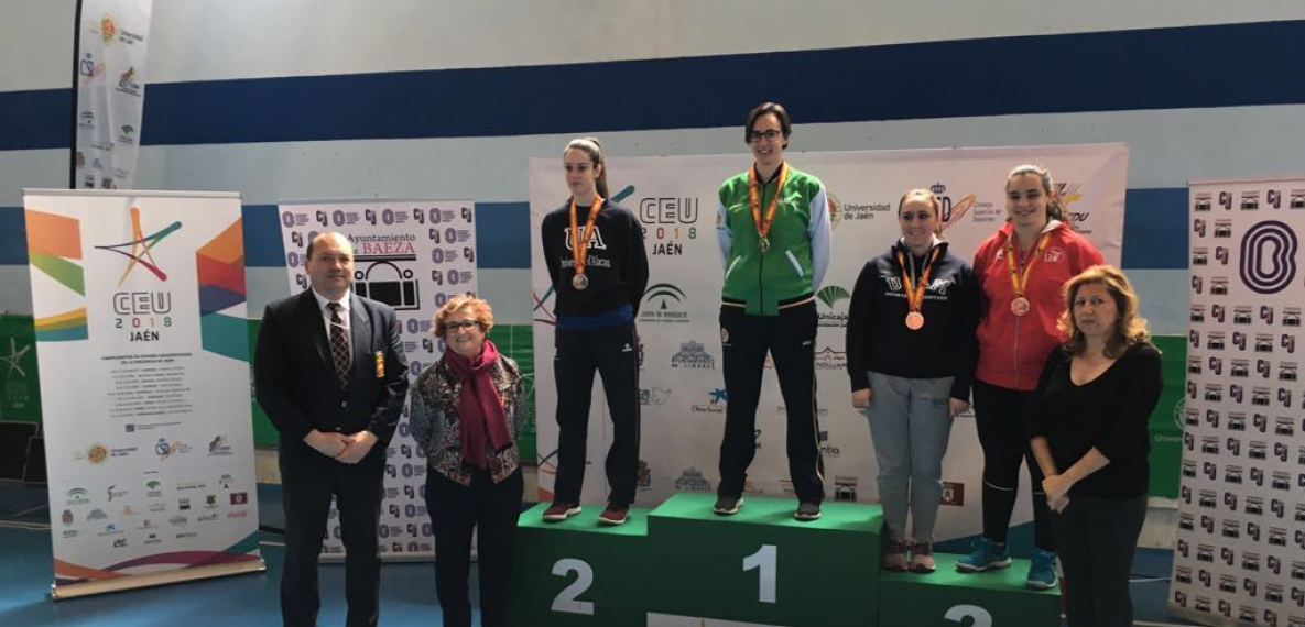 La karateka de la UJA Alba Ruiz, profeta en su tierra, al conseguir la ...
