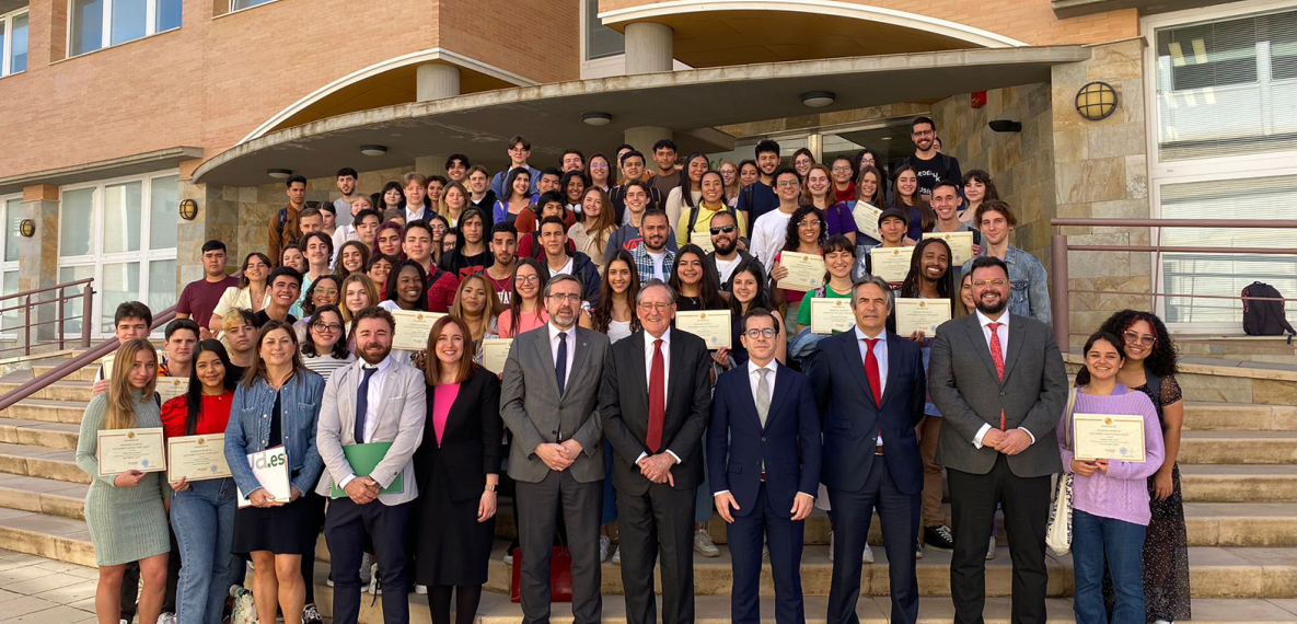 El Rector y el presidente de Santander Universidades entregan las becas ...